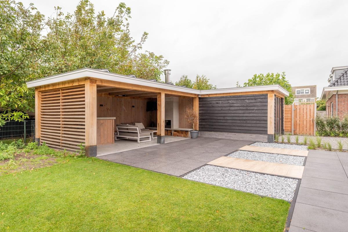 Ruime tuinkamer met berging