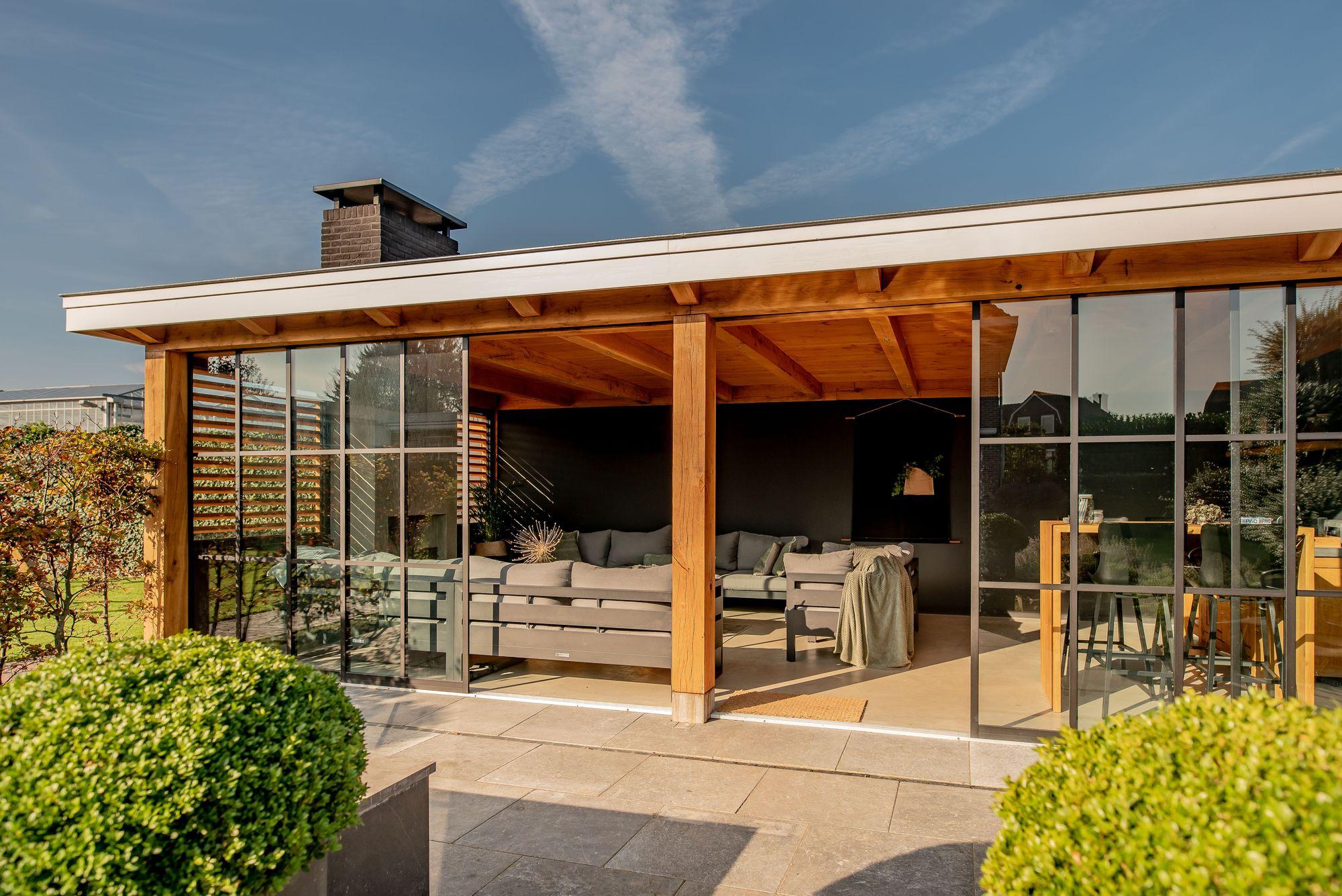 Ruime tuinkamer met haard